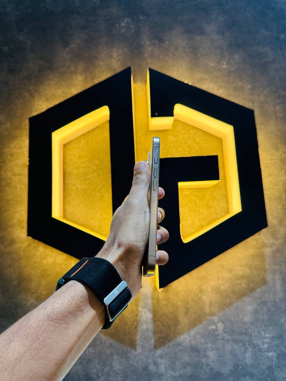 Apple iPhone 16 Pro 256GB - DESERT TITANIUM - Code (36871)